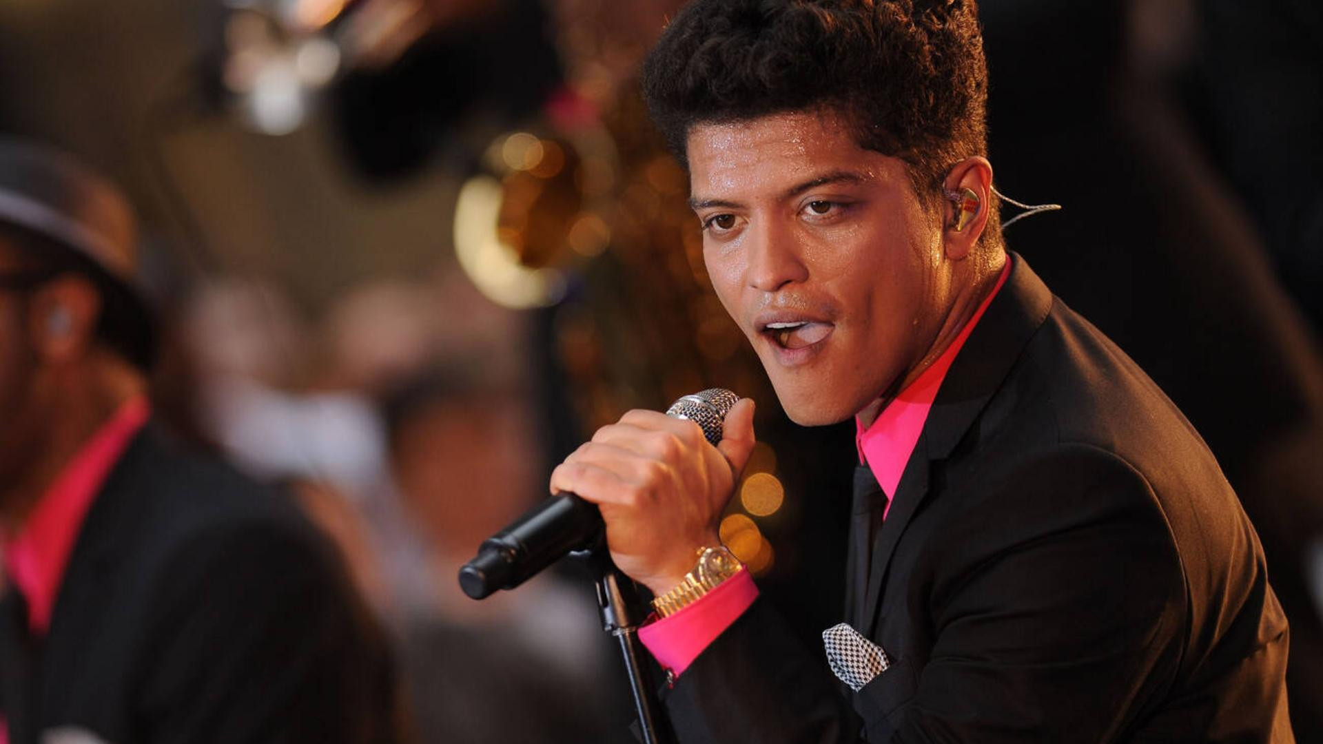 Felicitamos a Bruno Mars cantando 5 de sus números 1: de 'Uptown Funk' a 'When I was your man'