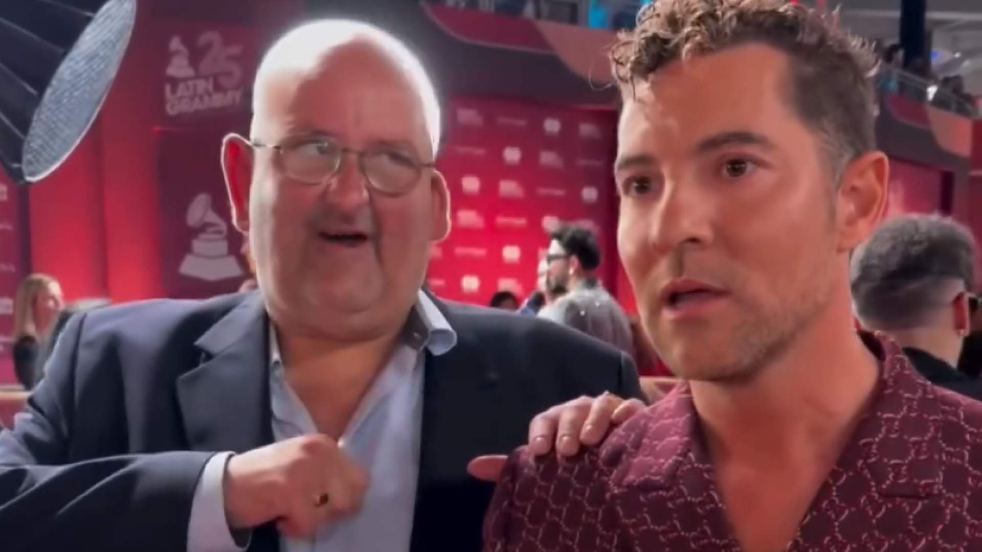 La templanza de David Bisbal al ser interrumpido mientras mandaba un ...