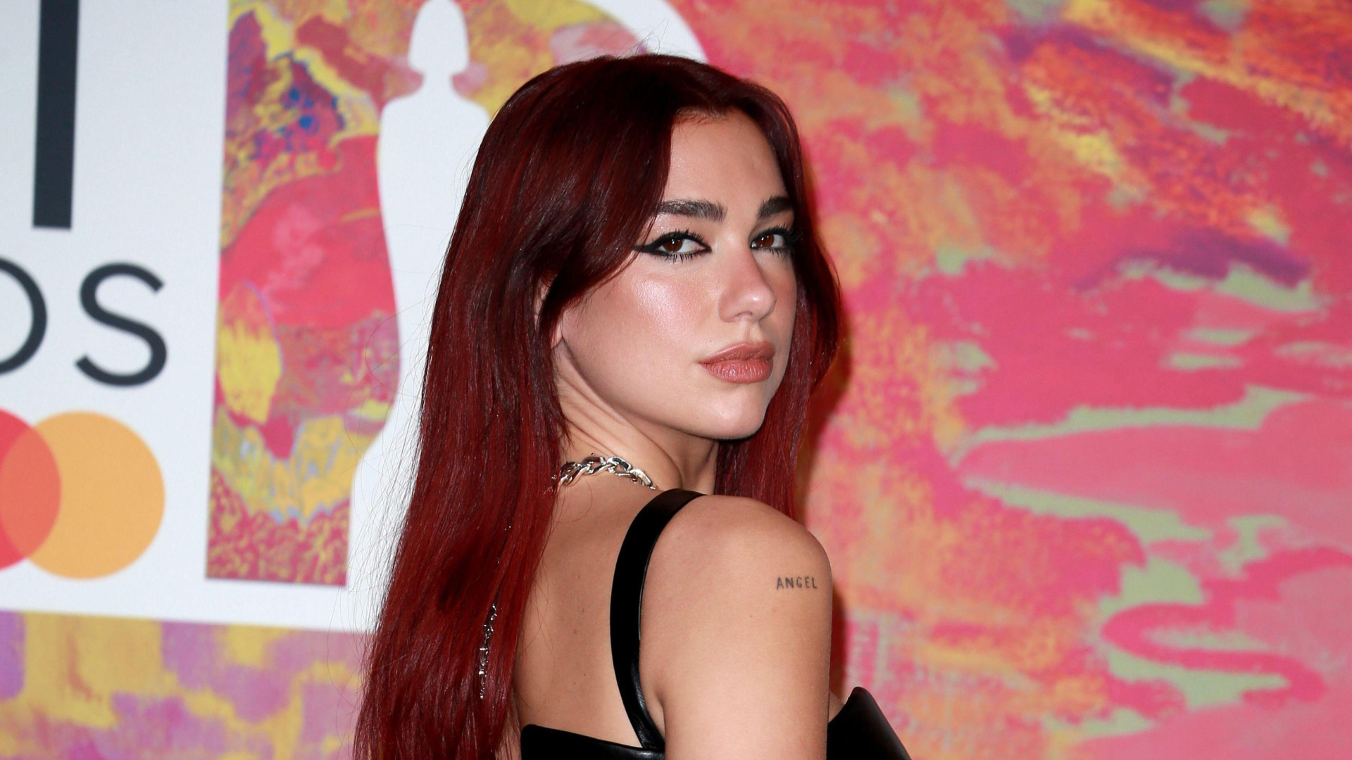 Dua Lipa se pasa al rock con una espectacular versión de ‘Highway to Hell’ de AC/DC: el vídeo aquí