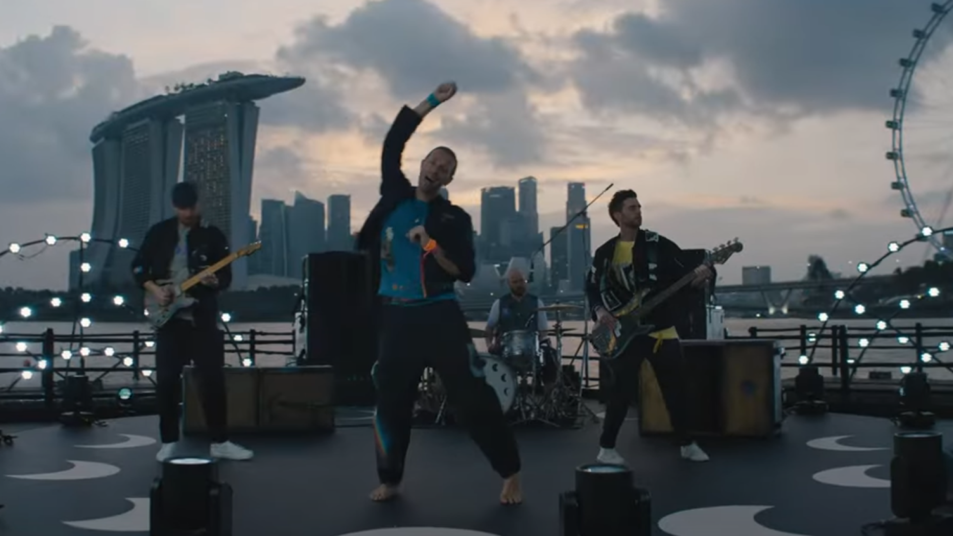 Coldplay viaja de Singapur a la luna en su nuevo videoclip, ‘Man In The Moon’: “Fue muy ...