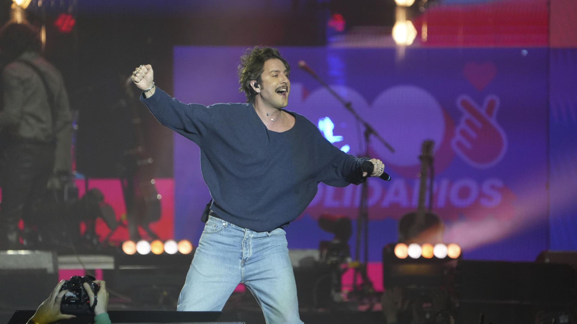 Manuel Carrasco pone a todo el público de 'CADENA 100: SOLIDARIOS' a ...