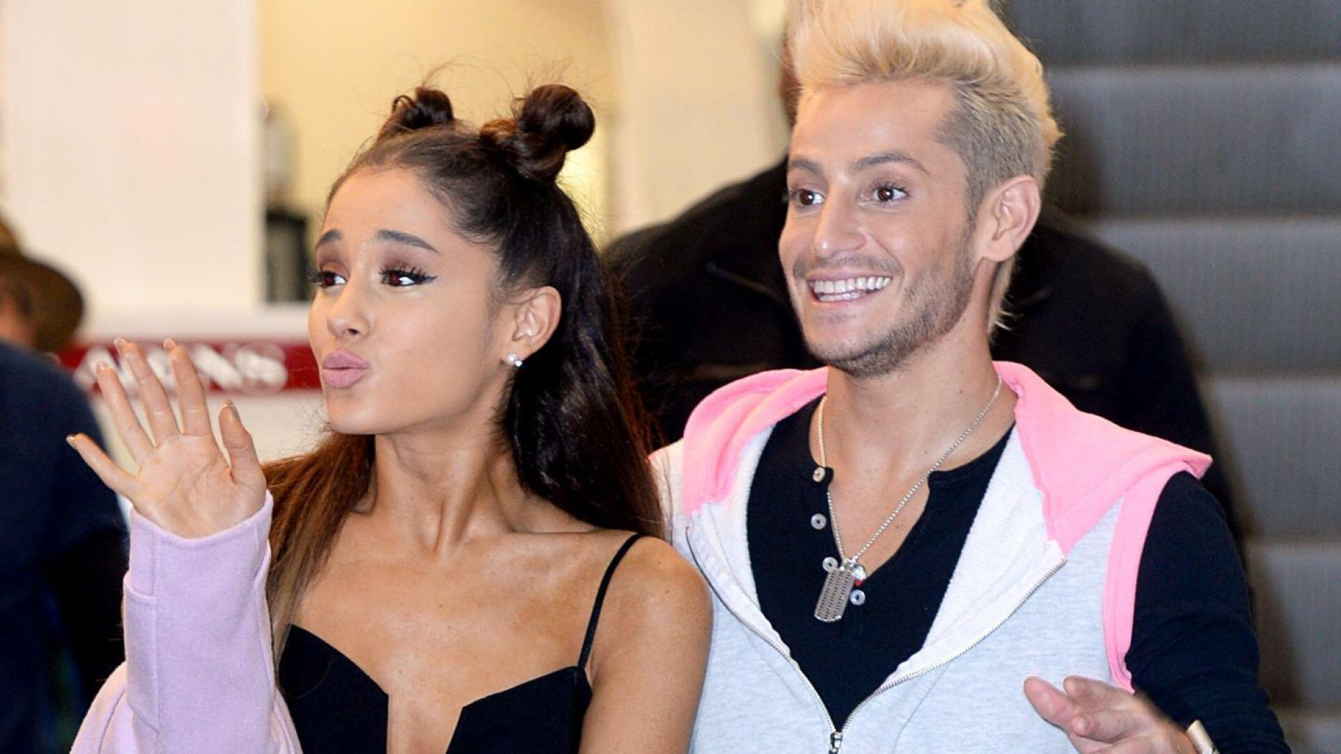 Ariana Grande se asocia a su hermano Frankie para remezclar la canción ‘Hotel Rock Bottom’