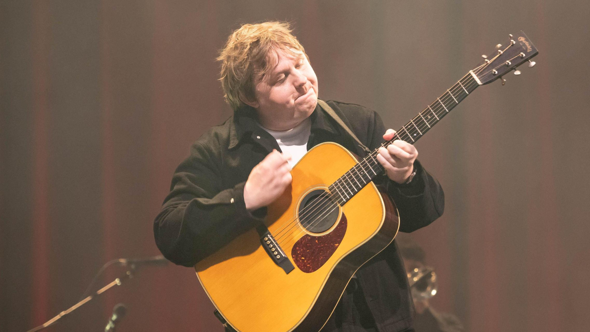 Lewis Capaldi se reinventa con 'Something in the heavens', su tema ...