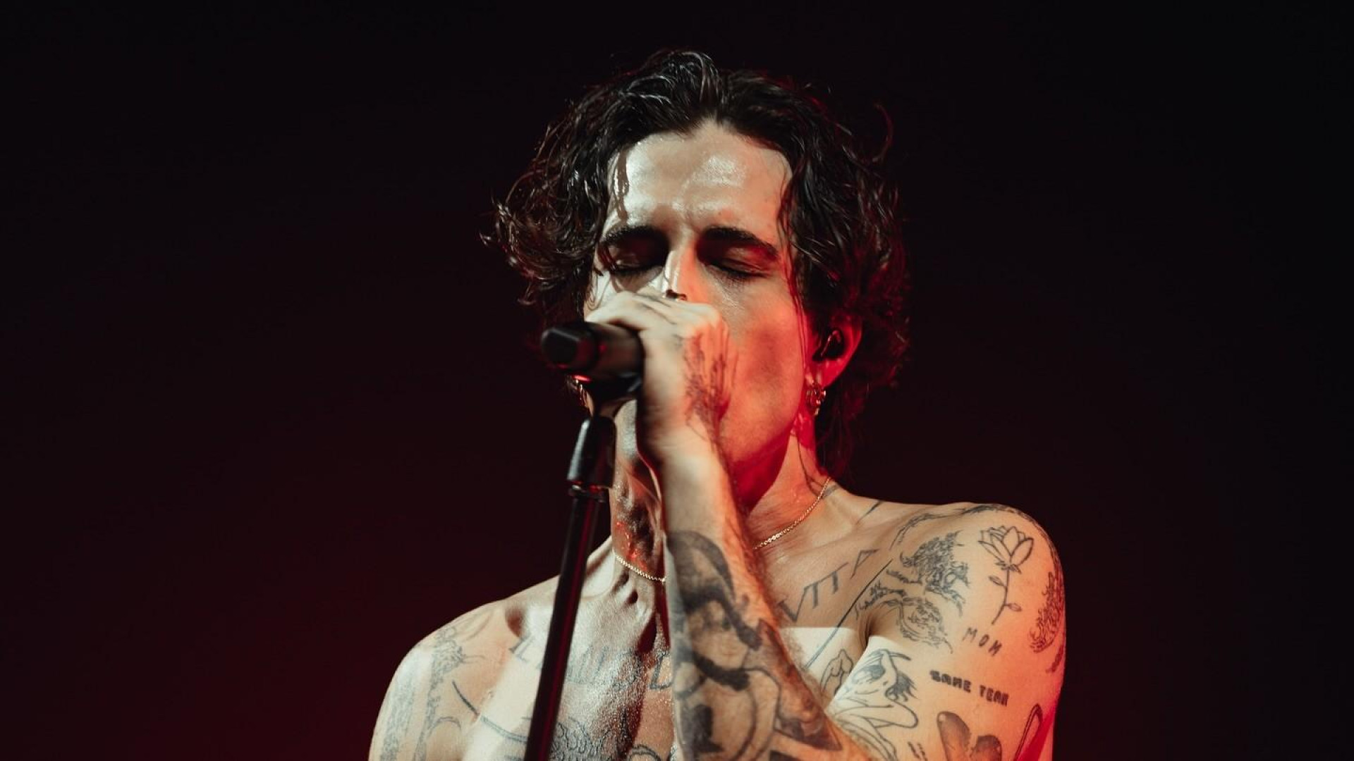 Damiano David y la desnudez emocional a través de su montaña rusa ...