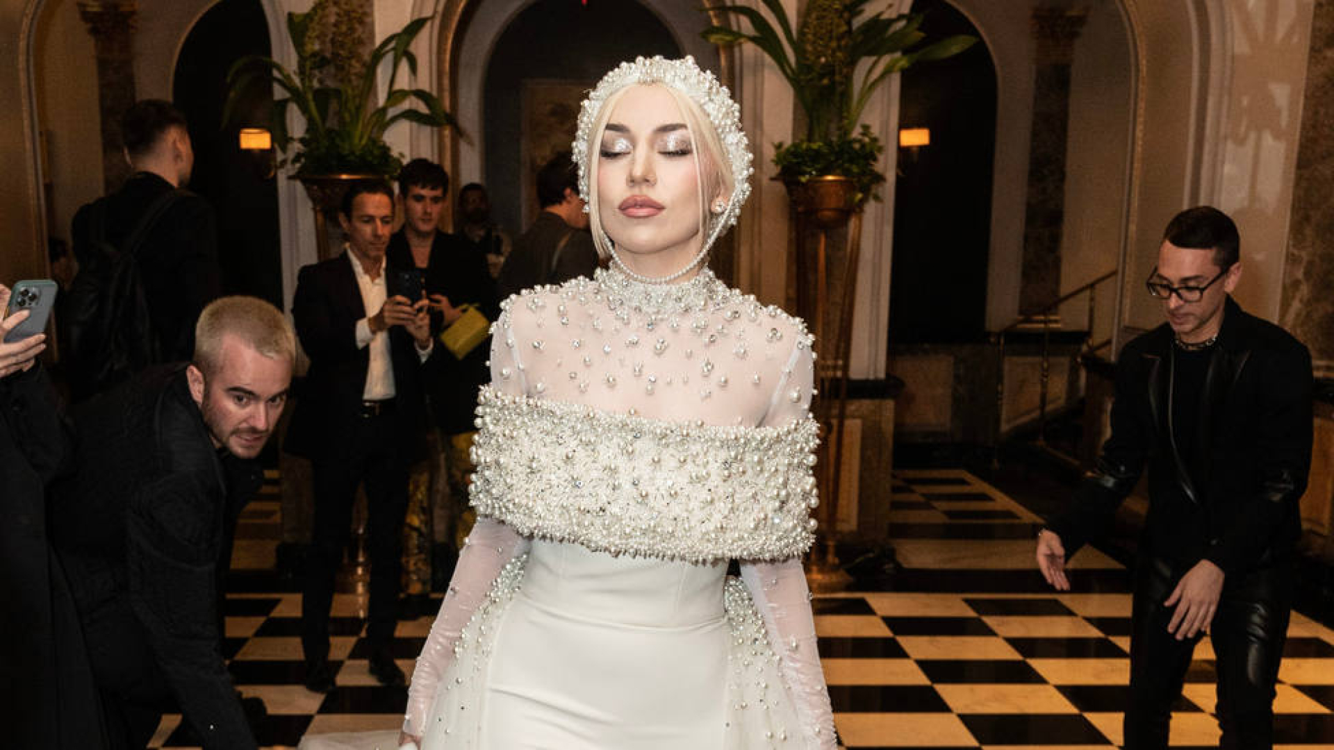 Ava Max se sincera en Instagram y da pistas sobre su tercer álbum ...