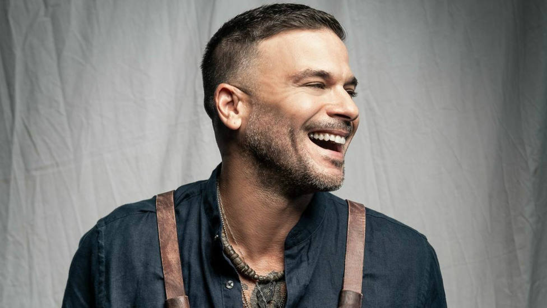 Pedro Capó publica su nuevo álbum de estudio “Munay” rodeado de amor y ...