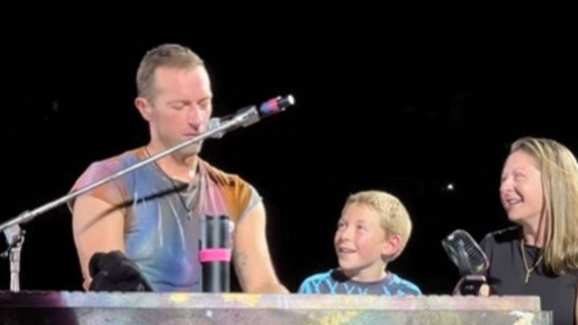 El regalazo de cumpleaños de Coldplay a un niño en pleno concierto: "Es mucho más sexy que yo"