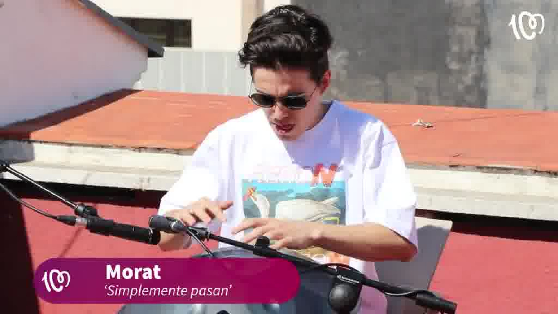 Morat toca 'Simplemente pasan' en la azotea de CADENA 100 presentando '¿A dónde vamos?'