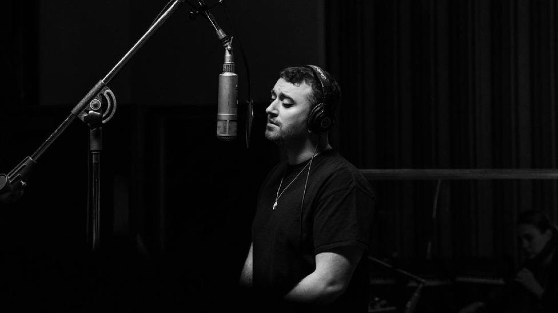 Escucha aquí a Sam Smith con su reinterpretación de "Fix You" de Coldplay