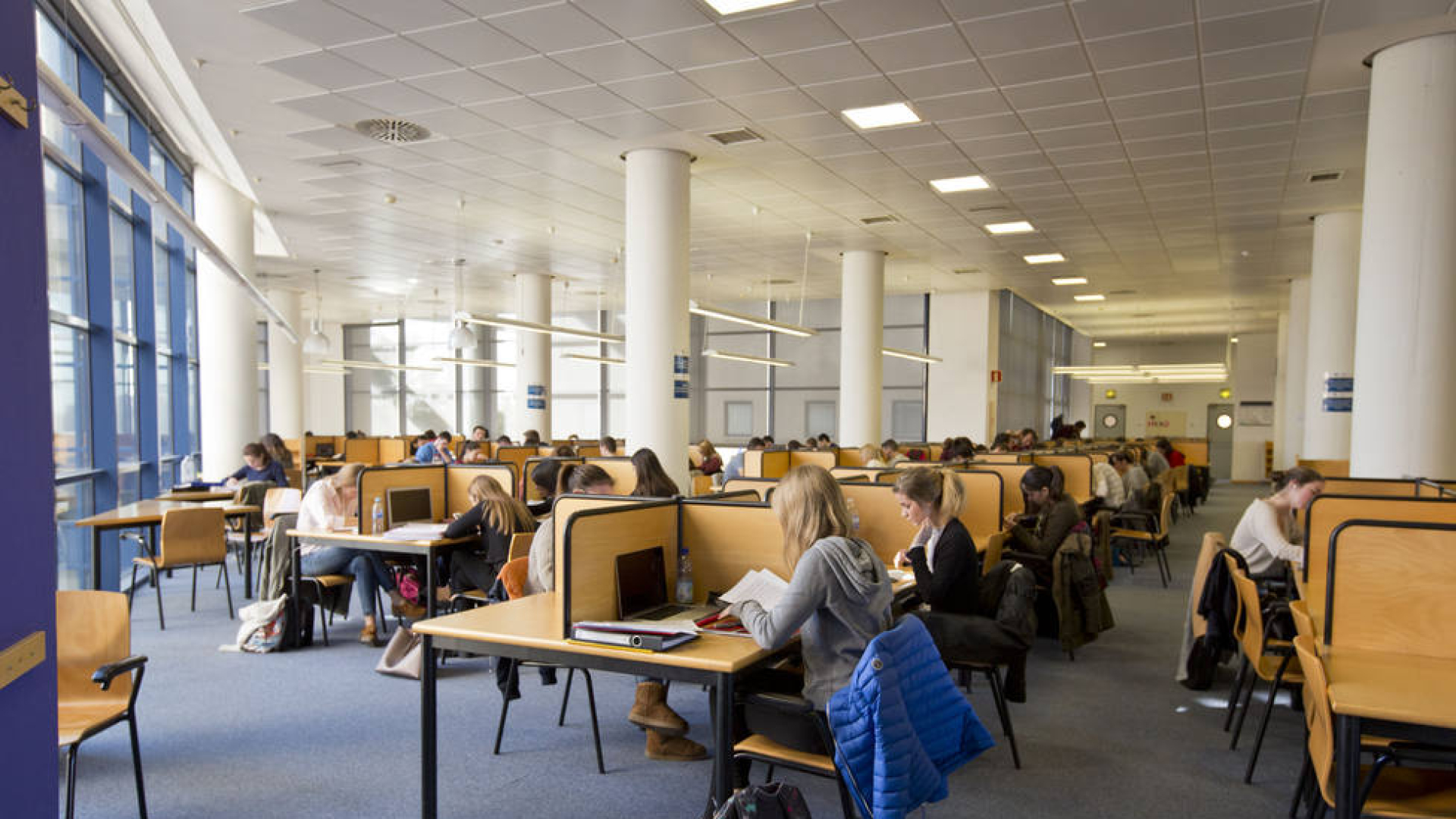La Biblioteca de la UJI abre sus puertas durante 24 horas
