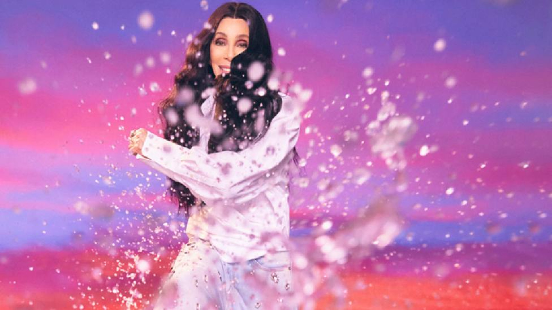 Cher estrena 'DJ Play a Christmas Song', la primera de sus canciones navideñas para su próximo álbum