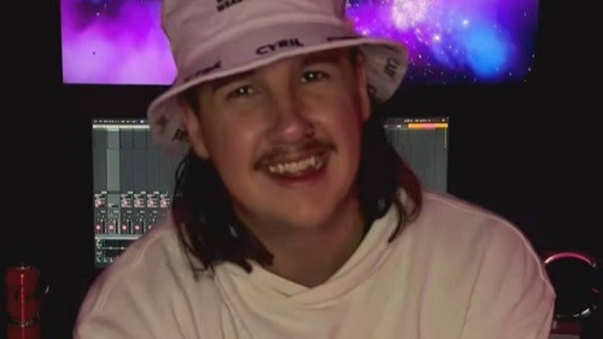 Cyril, el australiano que convierte los números 1 de la música en ...