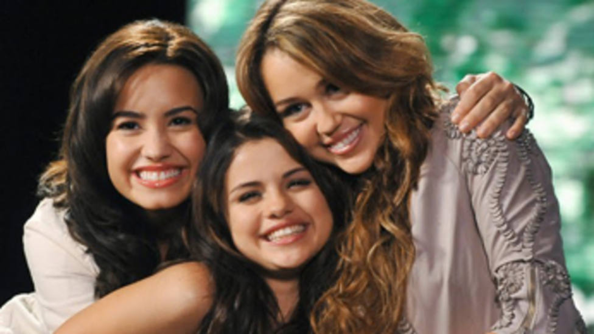Miley Cyrus, Selena Gomez y Demi Lovato: el trío musical más icónico de ...