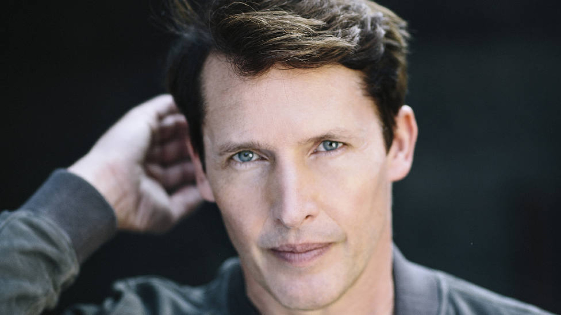 'Beside You' de James Blunt estrena un videoclip que protagoniza ...