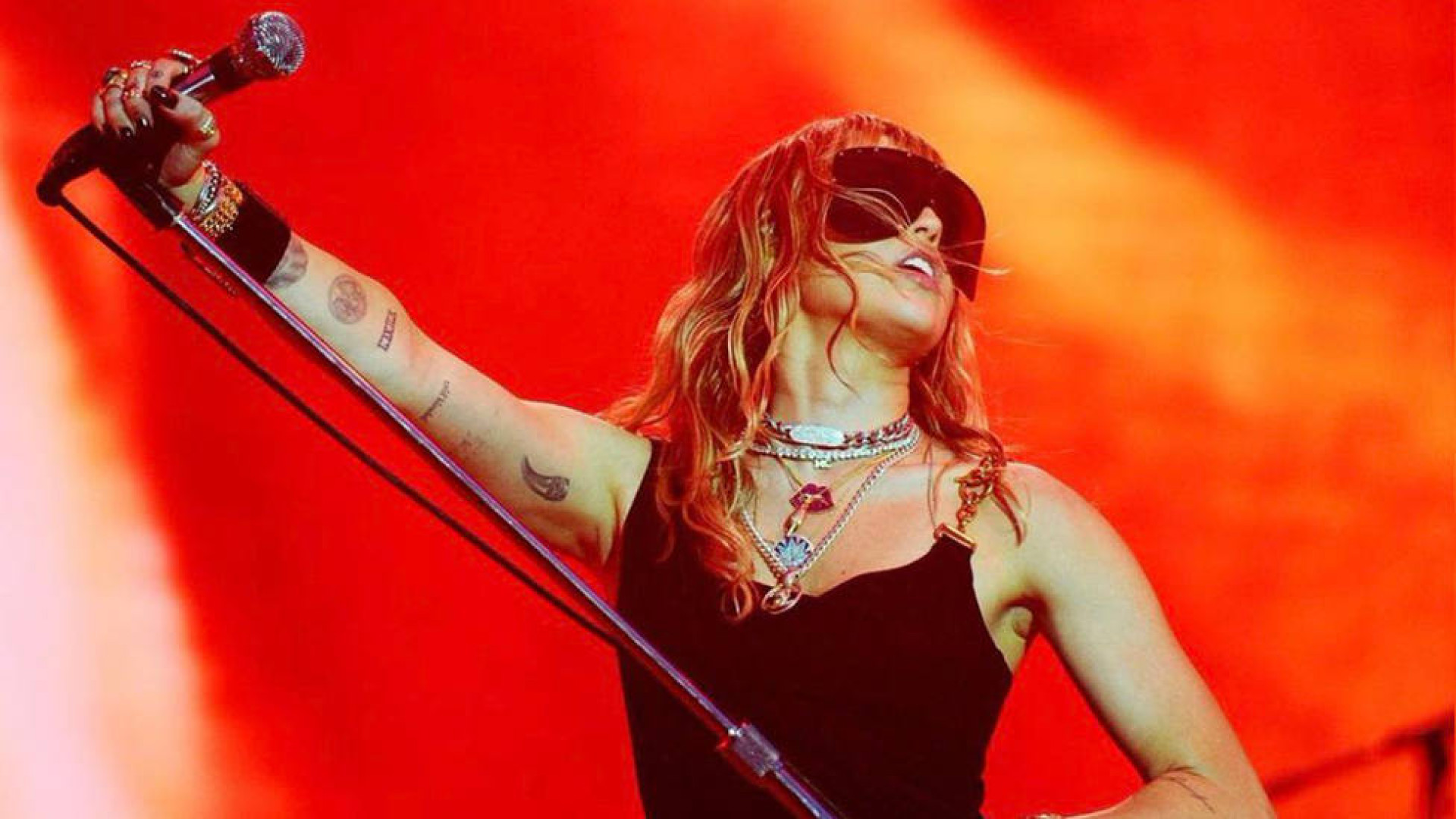 Esta es la portada de "She is coming", nuevo álbum de Miley Cyrus
