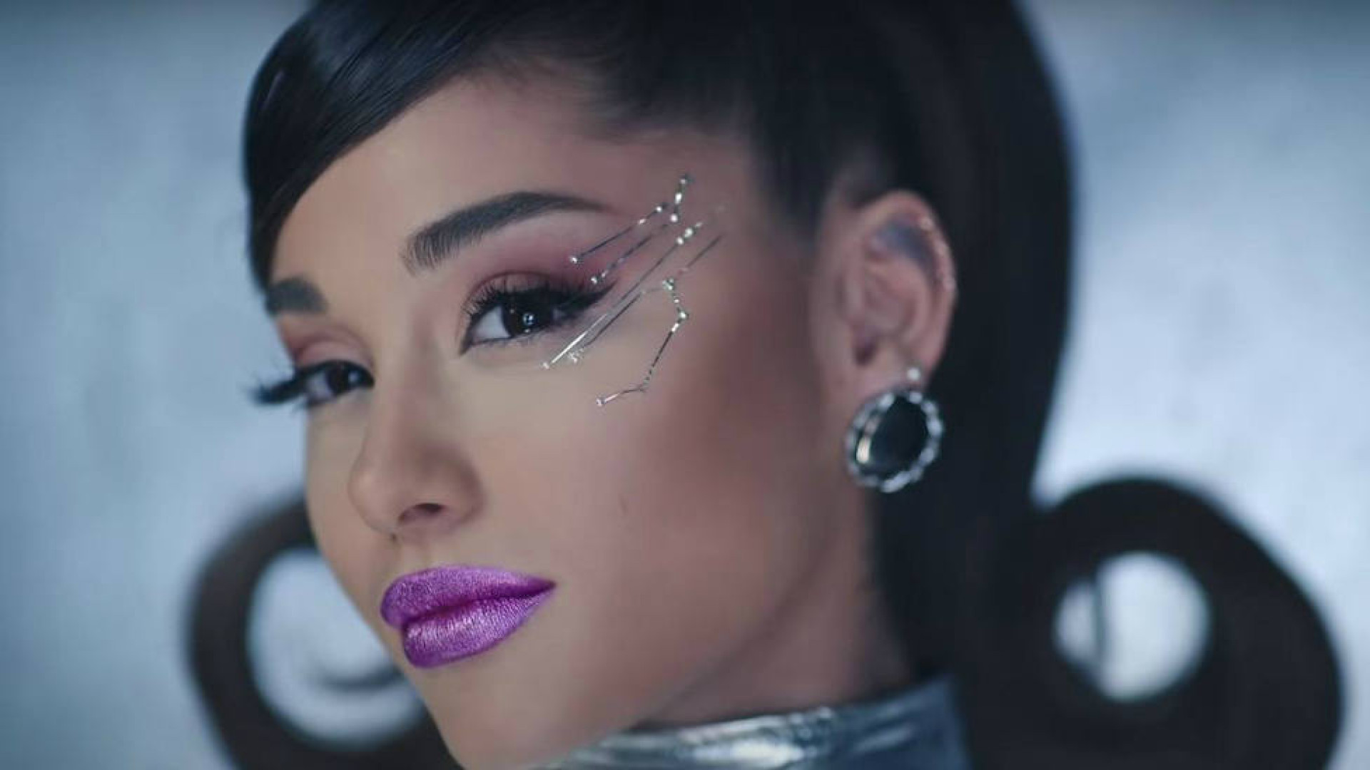 Ariana Grande estrena el videoclip de "34+35" convertida en robot ...