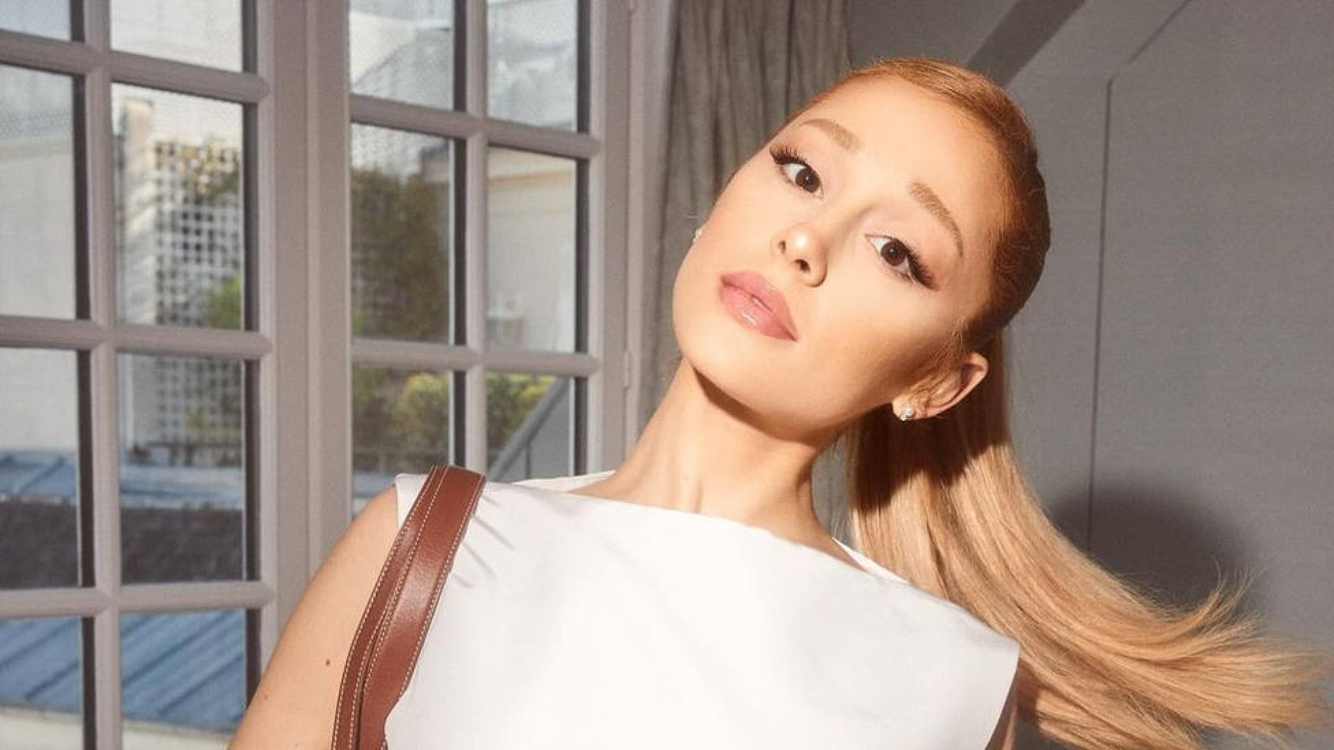 El romántico fondo de pantalla de Ariana Grande que revela sin querer ...