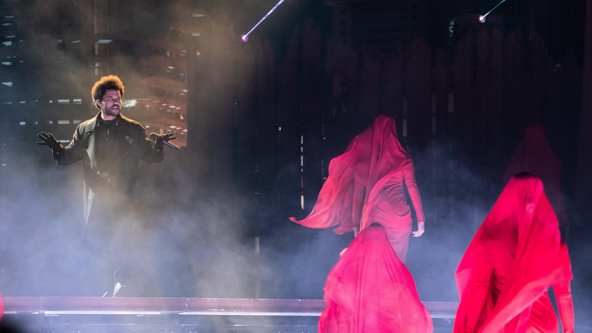 The Weeknd y Anitta nos sorprenden con un videoclip de lo más bizarro ...