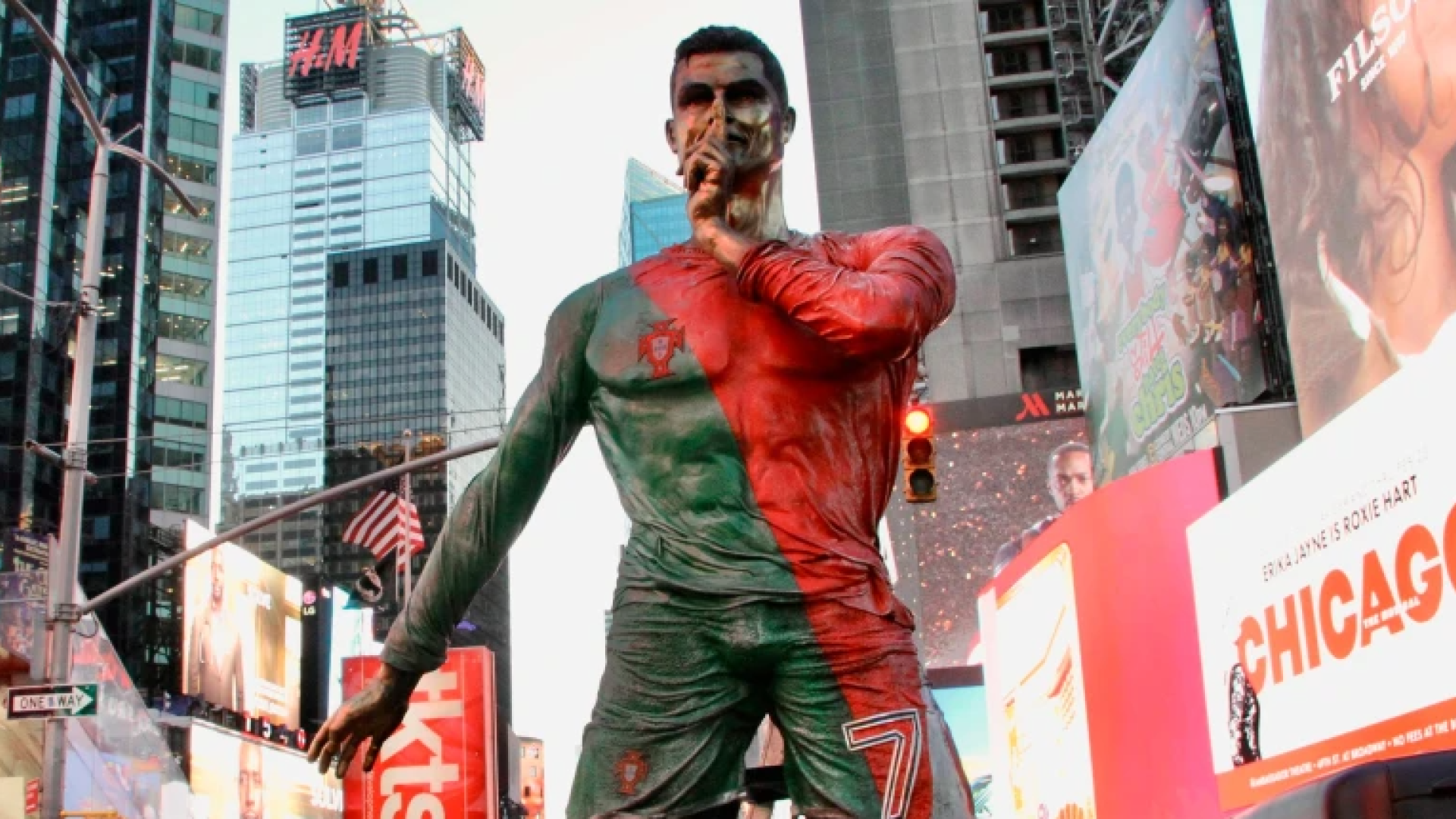 Cristiano Ronaldo cumple 40 y le plantan una estatua en Times Square ...