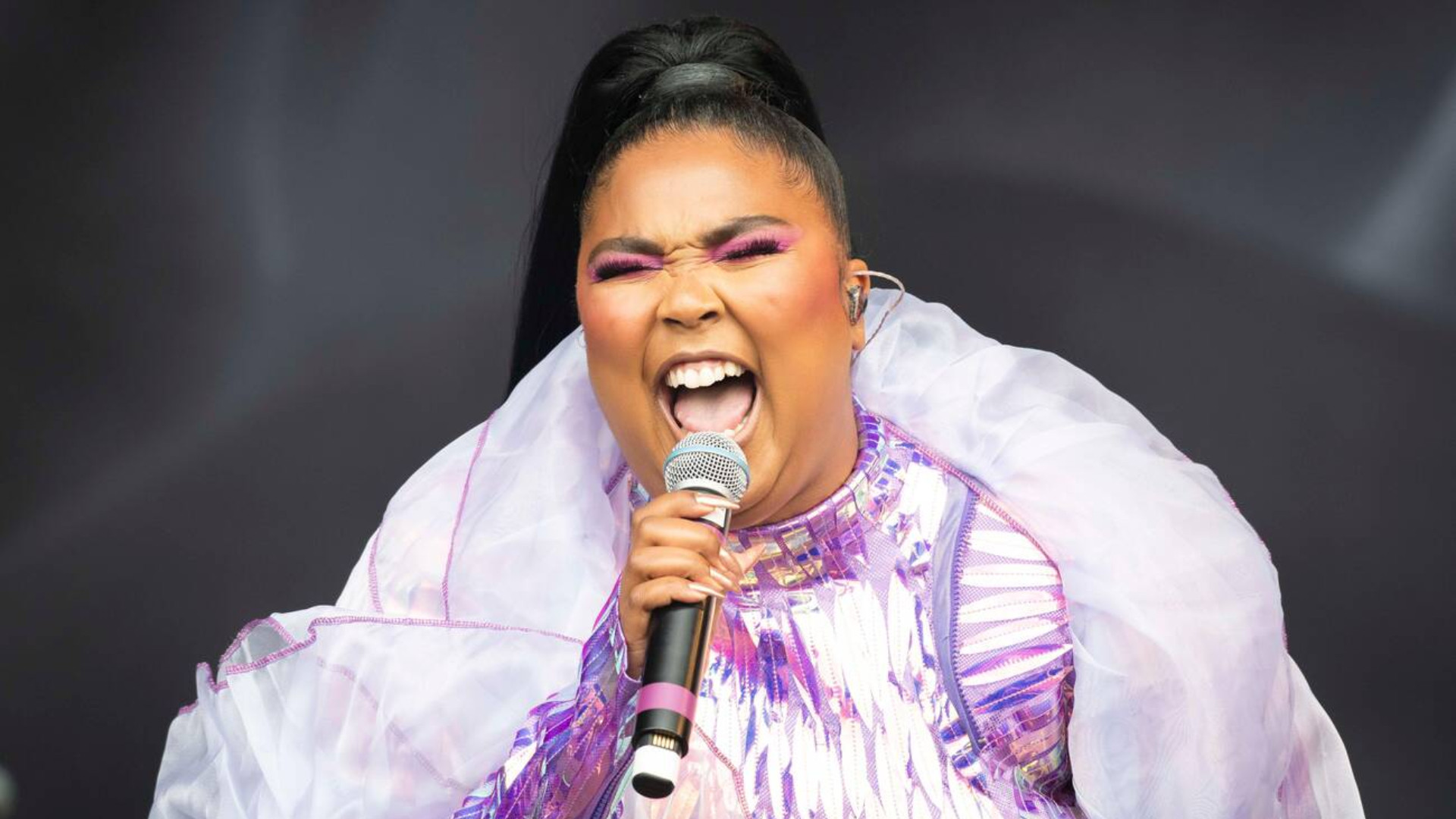 Lizzo deslumbra en 'SNL' con dos enérgicas interpretaciones de 'Love in ...