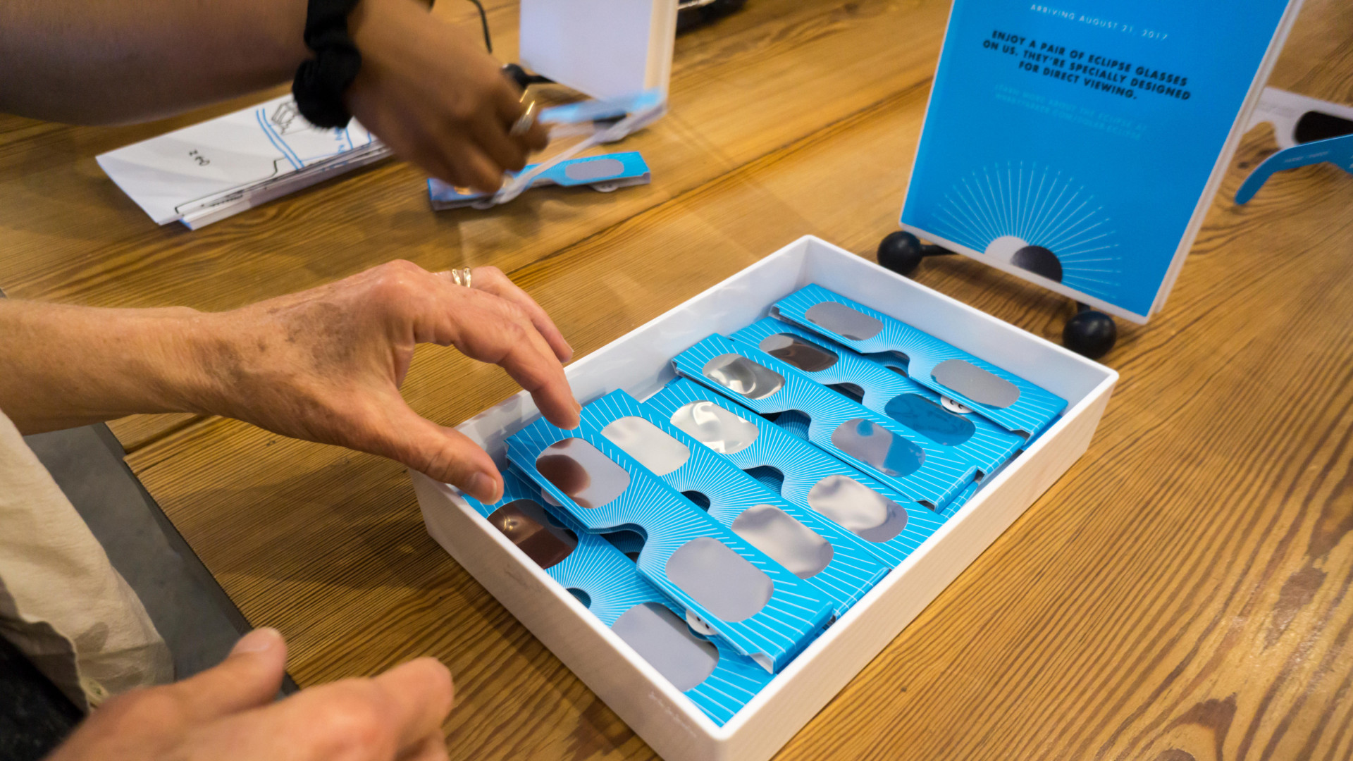 Estas son las gafas especiales para ver el eclipse solar de este sábado ...