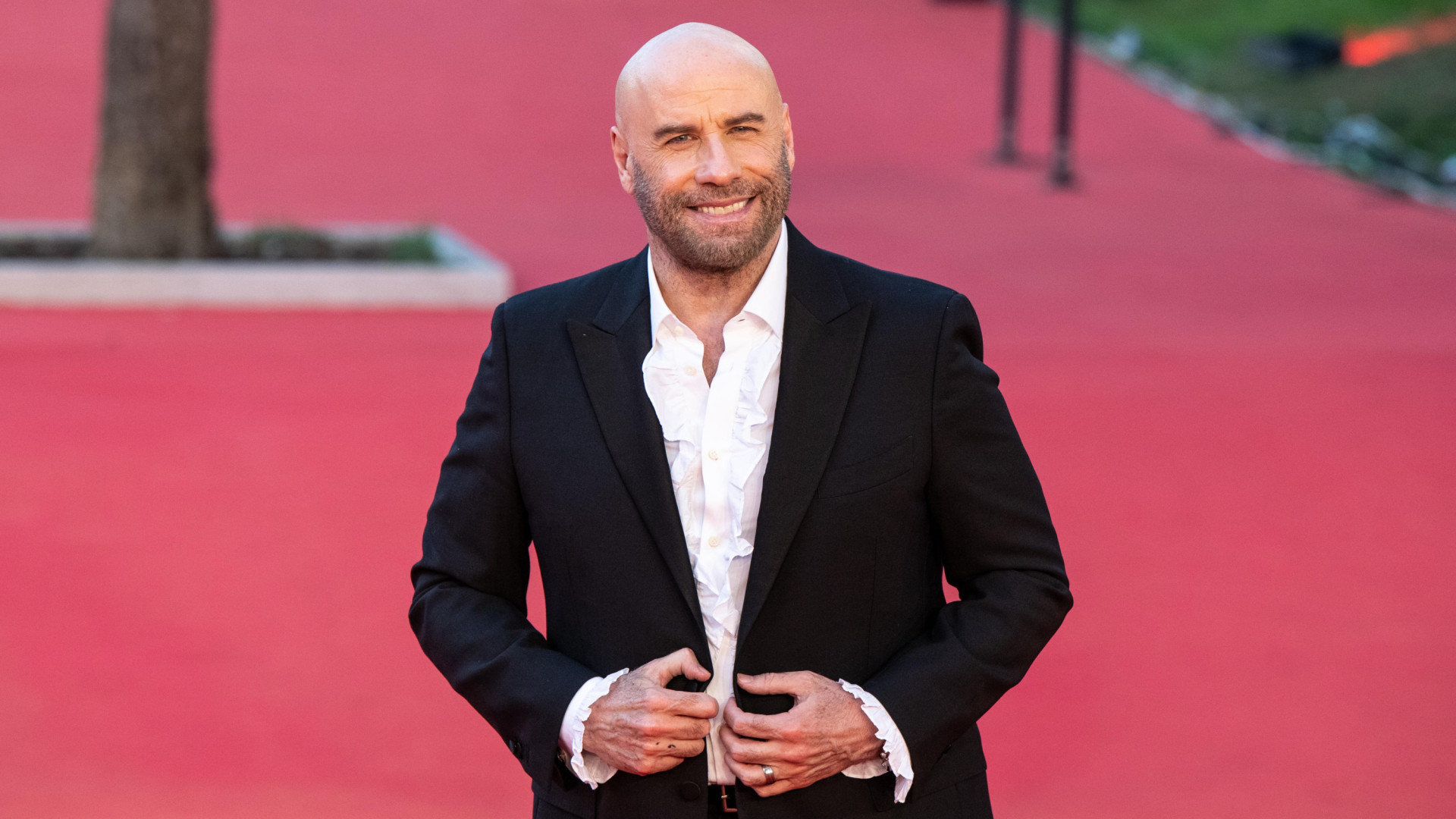 John Travolta vuelve a ser Danny Zuko con su cazadora de cuero y su ...