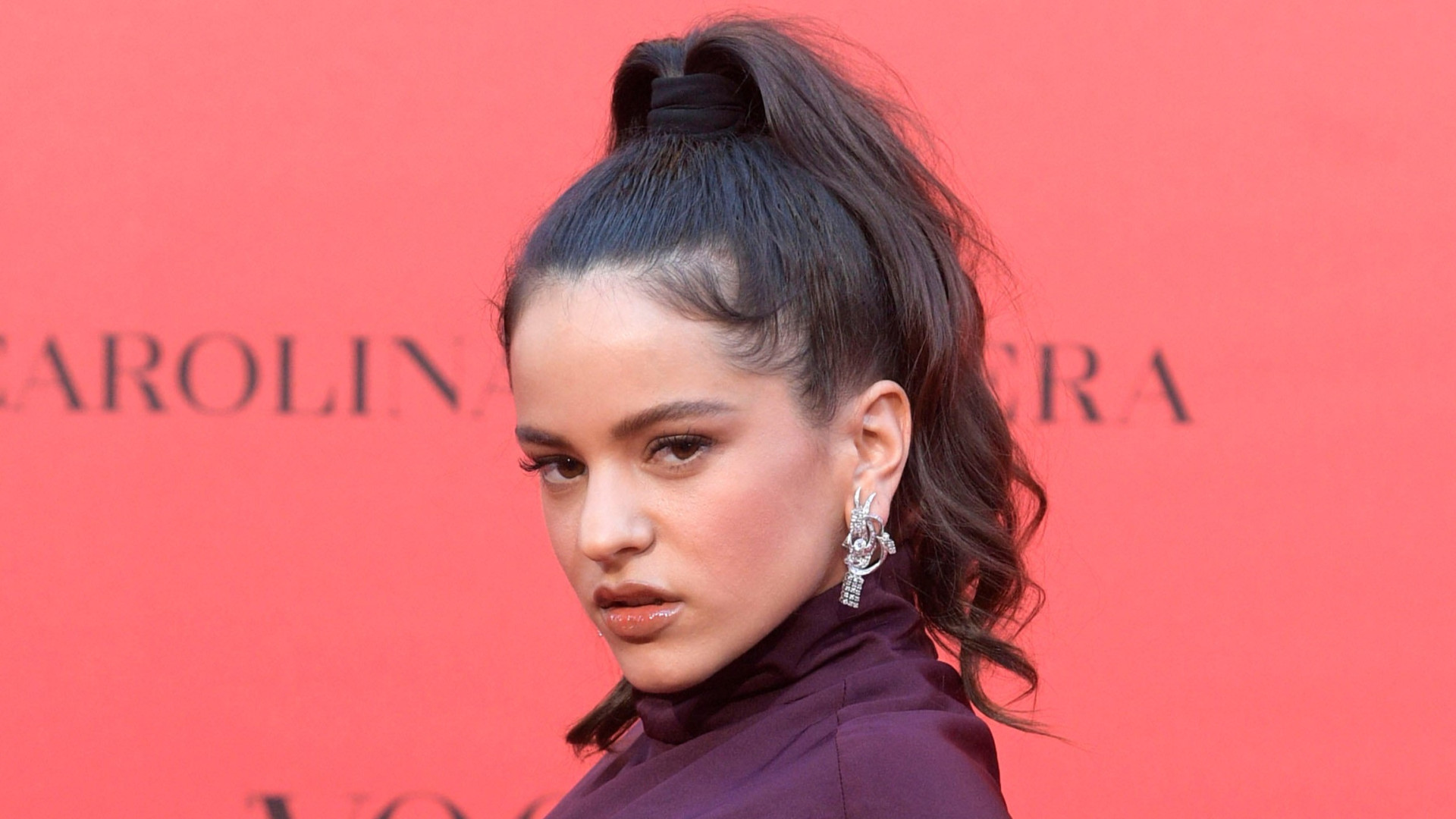 Rosalía nos regala su letra e incluye una nueva tipografía en Instagram ...