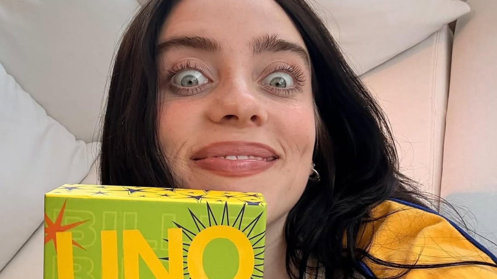 Billie Eilish rompe las reglas del UNO y lanza su propia versión con castigos acumulables: “Así ...