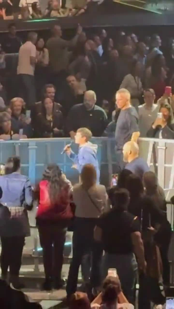 Eros Ramazzotti sube a cantar al escenario a Alessandro, un niño fan de ...